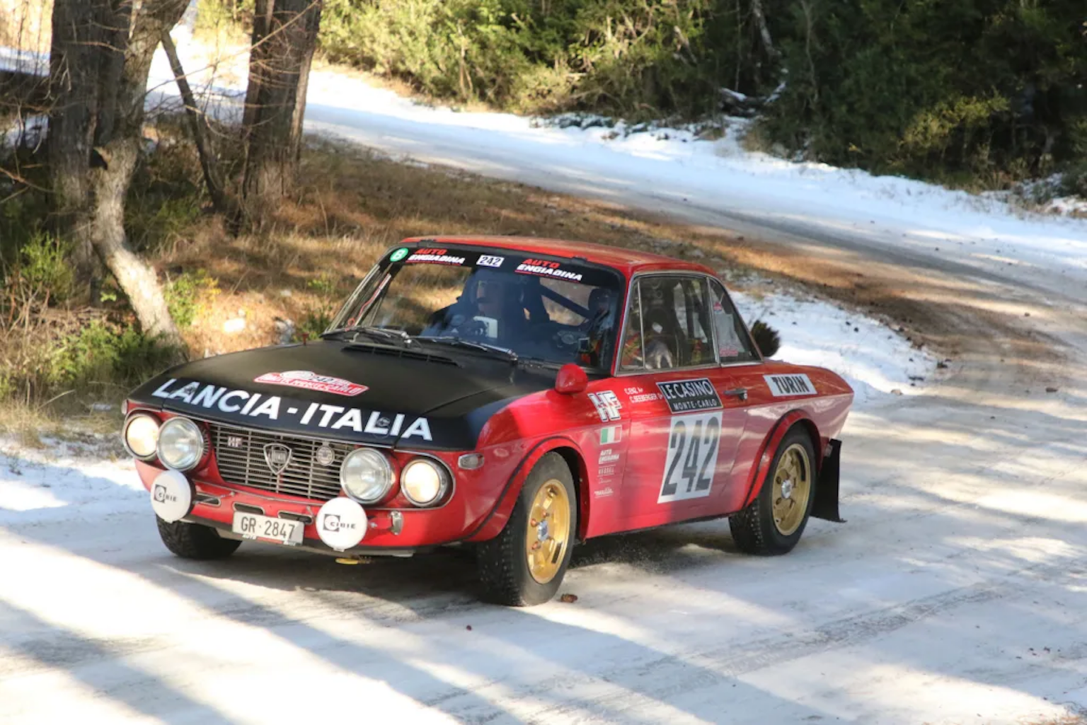 Il passaggio a Pinerolo delle auto storiche del Rally di Monte Carlo ...