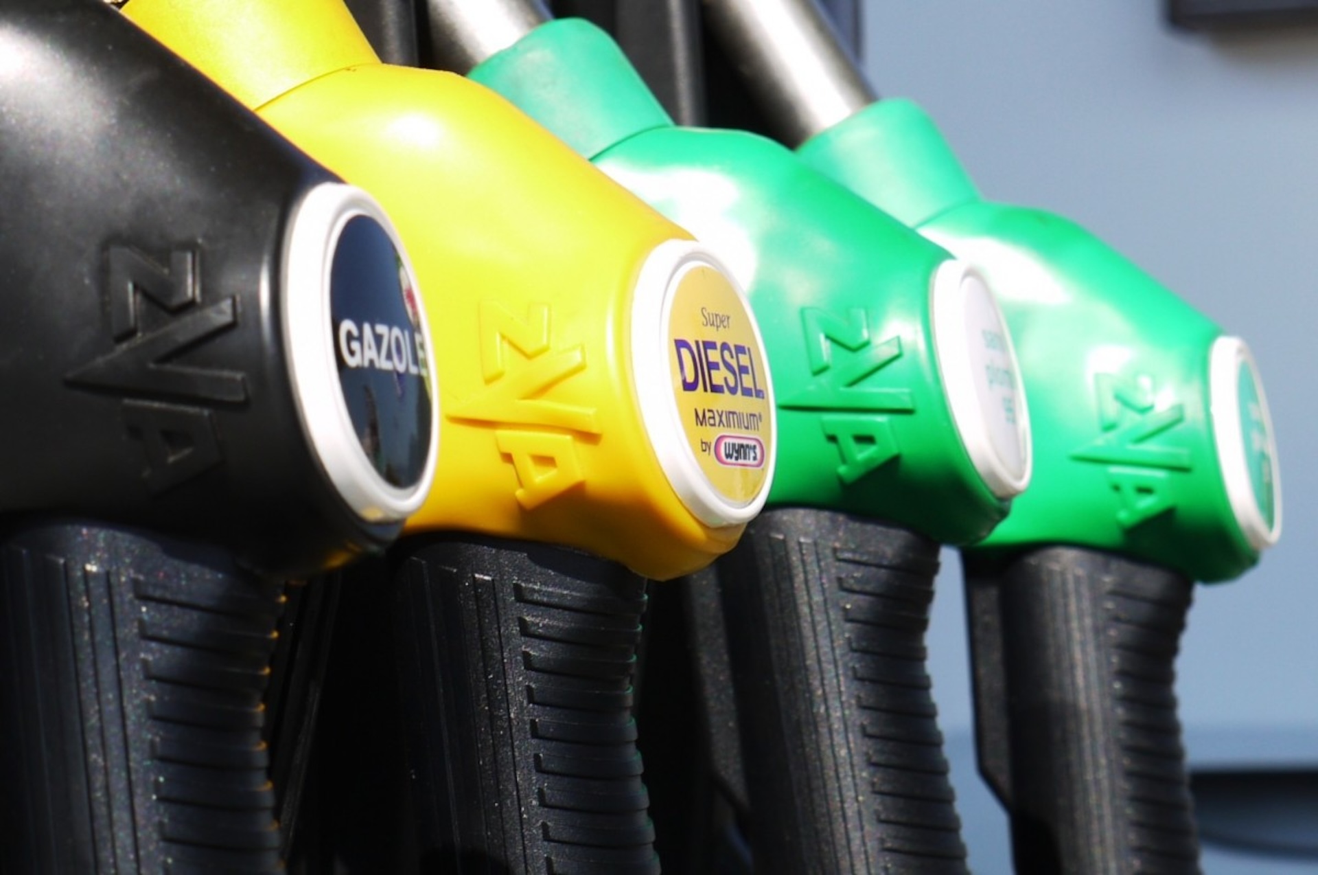 Carburanti, il Governo cambia rotta: diesel più caro della benzina - L ...