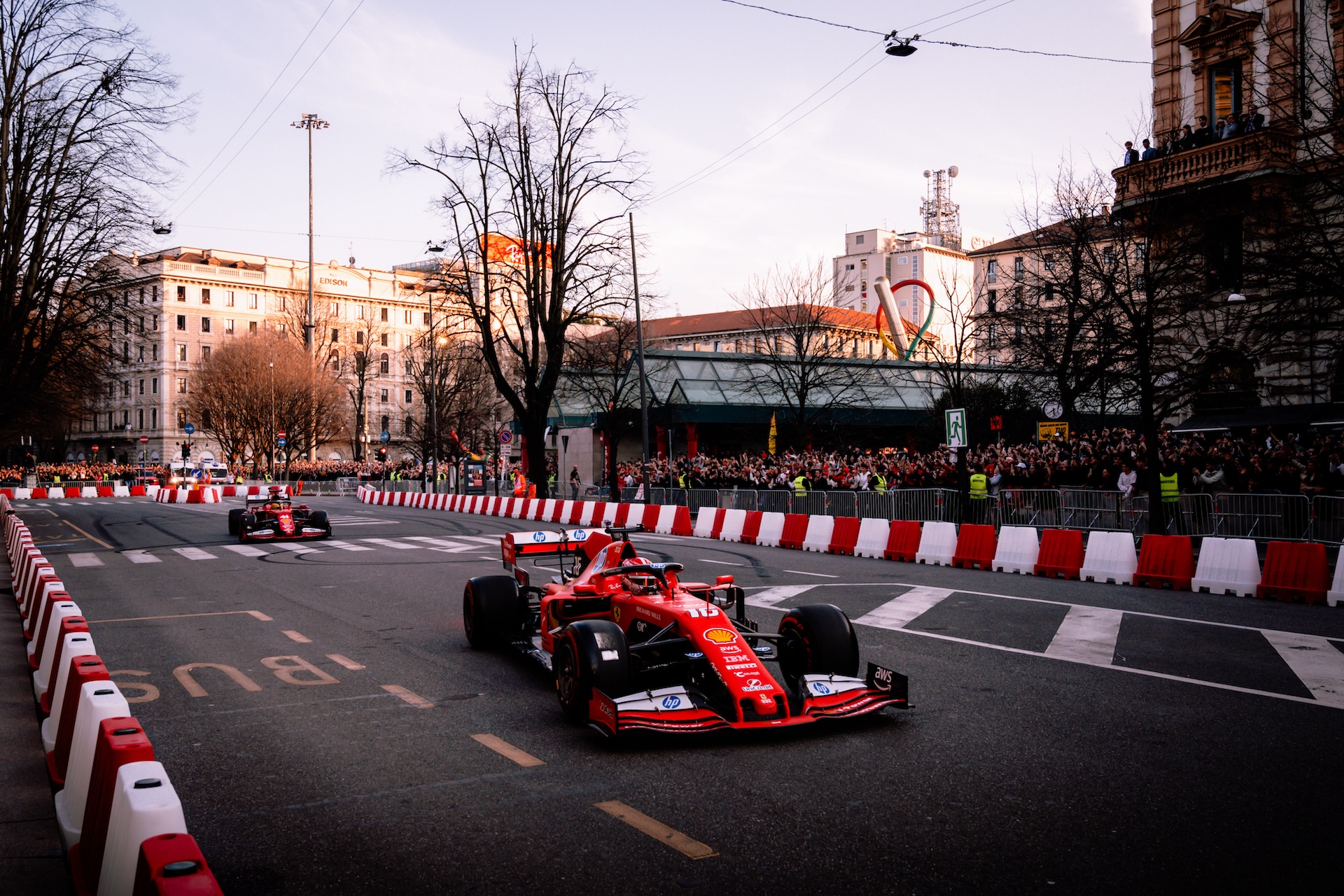 Show Ferrari a Milano con Hamilton e Leclerc - L'Automobile