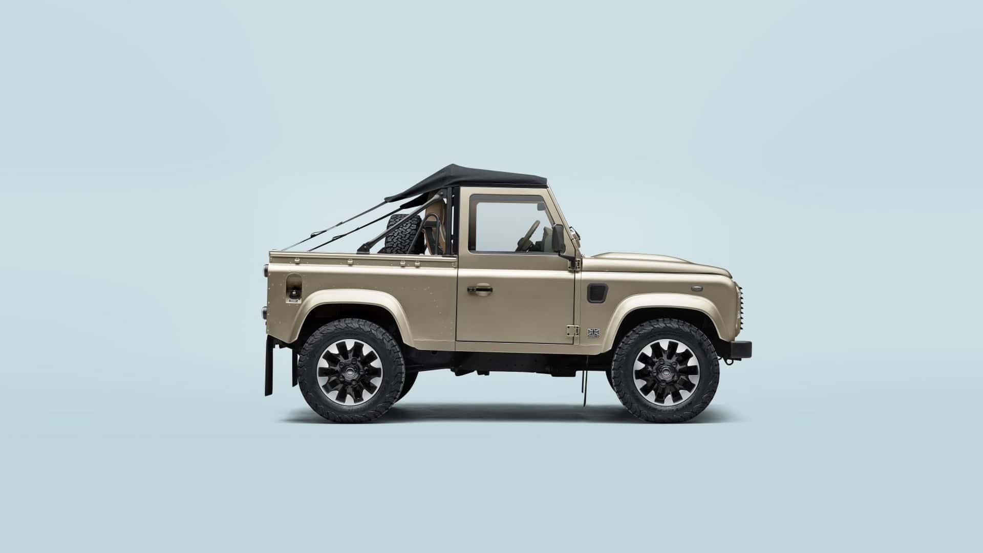 Land Rover Defender V8 Soft Top: il ritorno del mito - L'Automobile