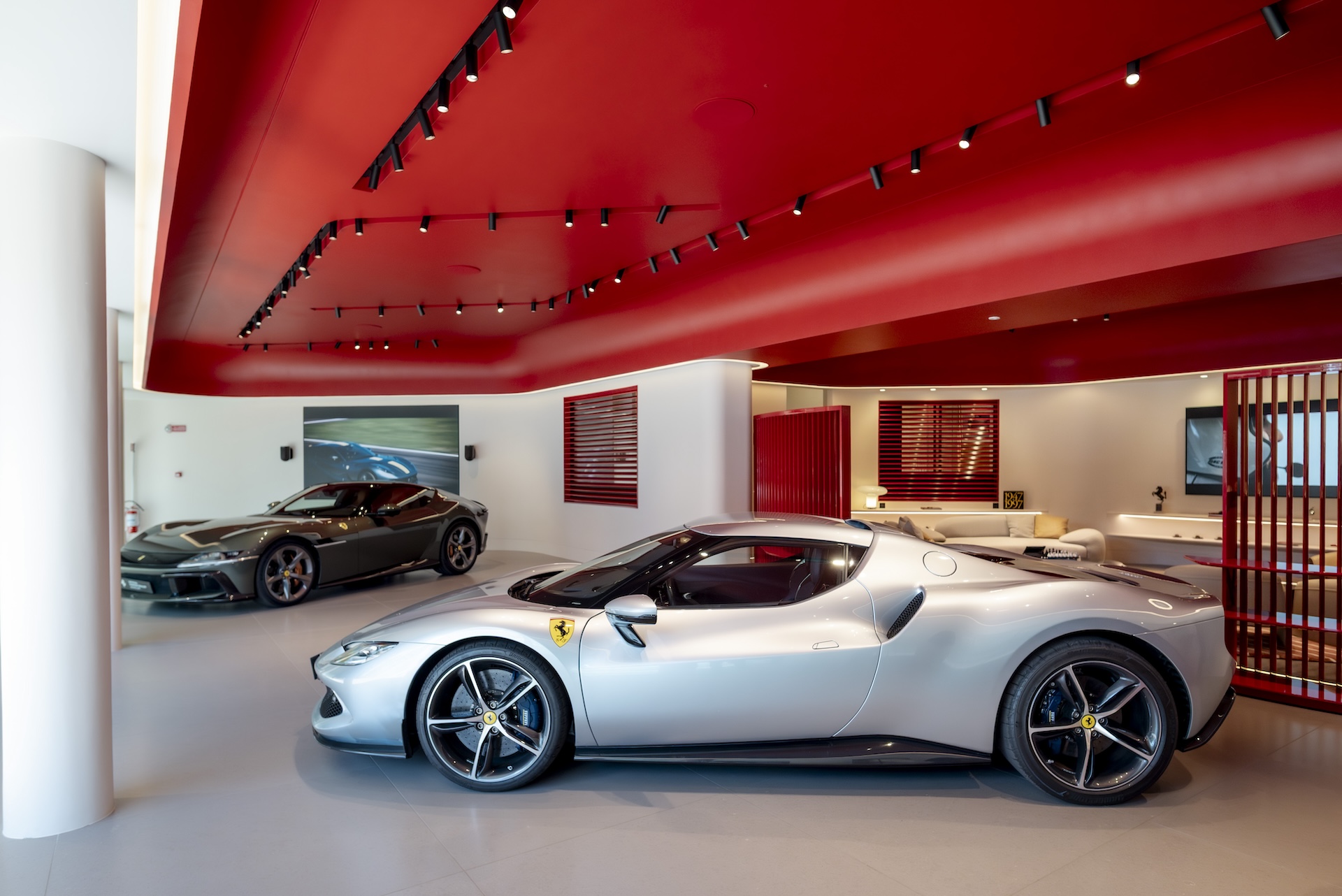 Ferrari rivoluziona gli showroom: debutta da Samocar a Roma la nuova ...